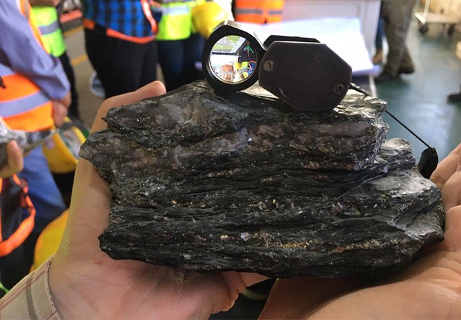 Geology students from Paracatu get an up-close look at gold ore ...